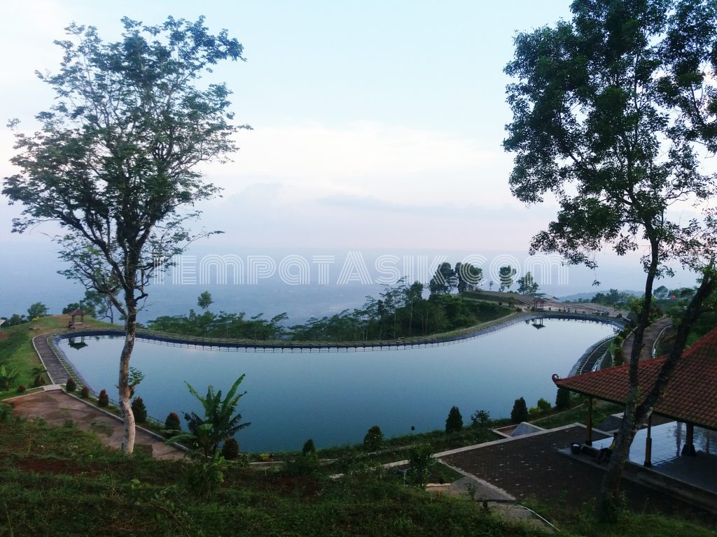 Embung Batara Sriten di Puncak Tertinggi Gunungkidul dengan Pemandangan ...